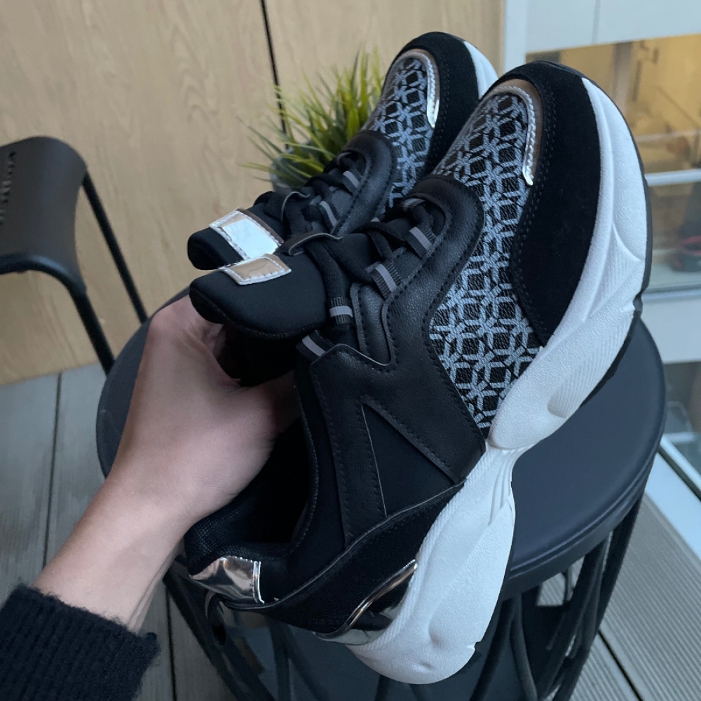 Melnas platformas botas ar rakstu