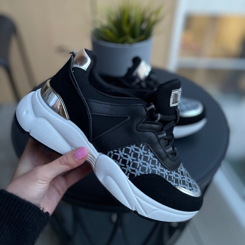 Melnas platformas botas ar rakstu